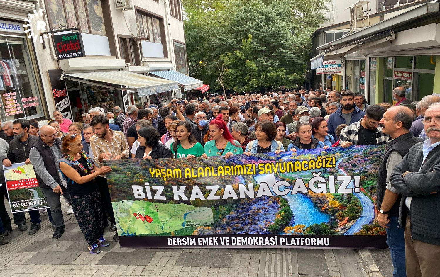 Dersim'de binlerce kişi maden projelerine karşı yürüdü | Rudaw