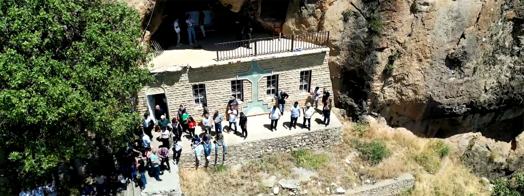 Assyrian Christians trek to ancient church in Duhok | Rudaw